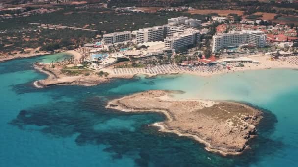 Ciudad costera y paisaje natural de la isla costera para vacaciones de ...