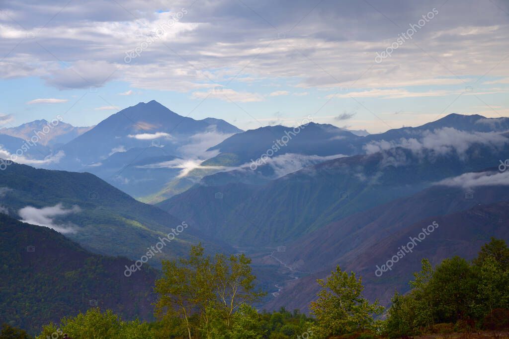 Pradera alpina del Cáucaso y paisaje de montañas en Chechenia, Rusia ...