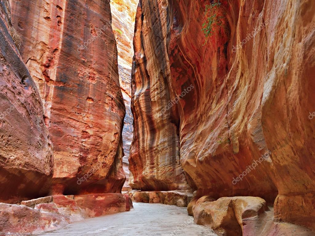 Siq gorge in Petra, Jordan — Stock Photo © znm666 #70205423
