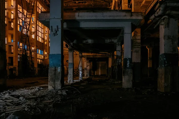 Fotos de Oscura Espeluznante Mansión Embrujada Abandonada Por Noche Antigua Mansión Kostrov ...