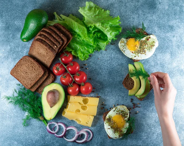 aguacate, sándwiches de huevo en pan integral con tomates tricolores en ...