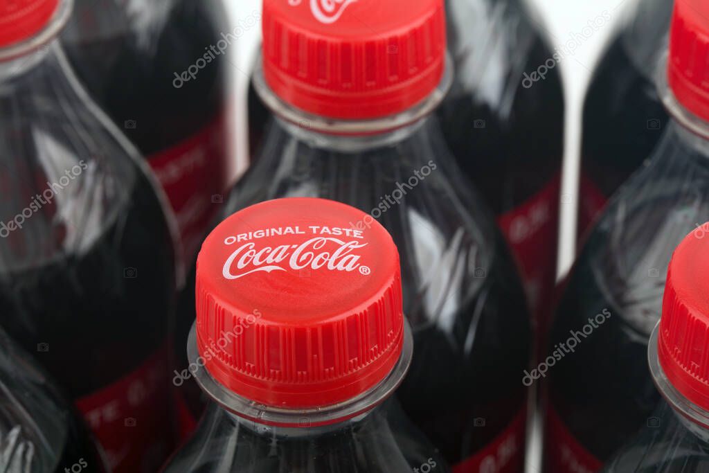 HUETTENBERG, ALEMANIA 2020-12-17: Botellas de Coca Cola en Detalle ...