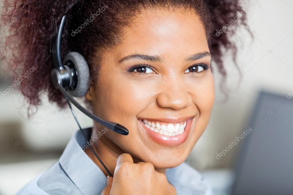 Representante de Servicio al Cliente Mujer Feliz con Auriculares 2024