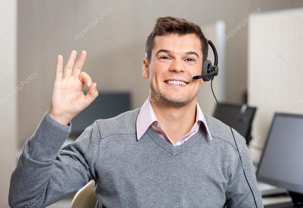 Representante de Servicio al Cliente Mostrando Ok Sign 2023