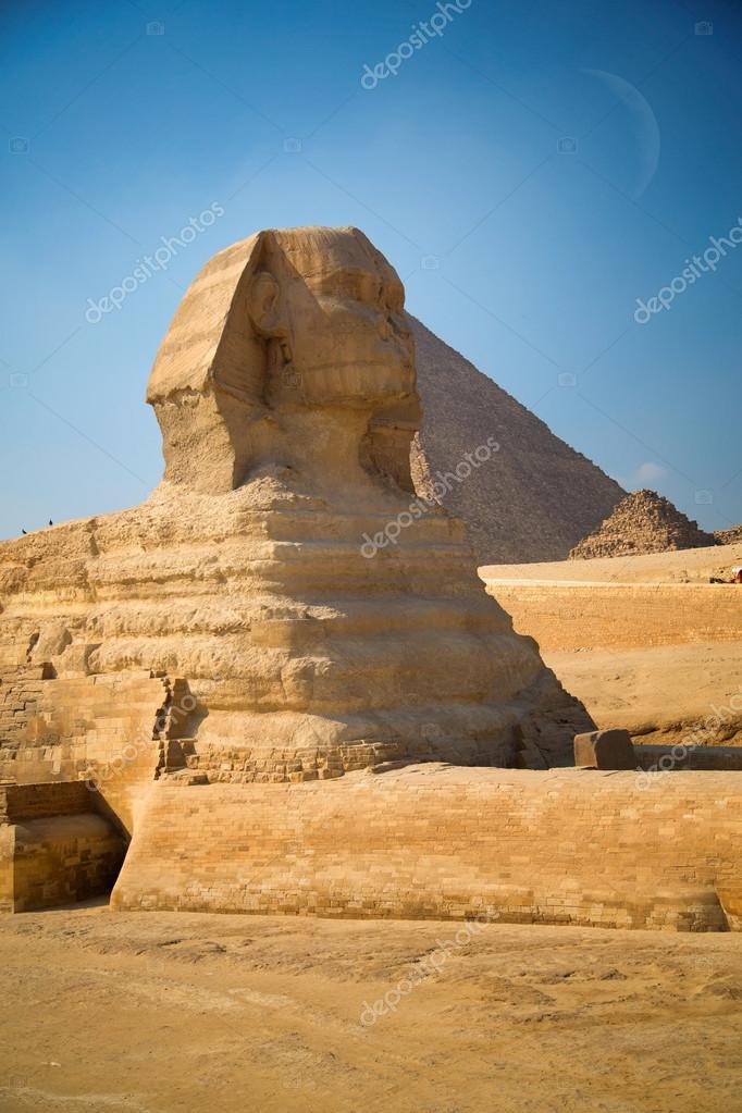 Guardian Sphinx guarding the tombs of the pharaohs in Giza. Stock Photo ...
