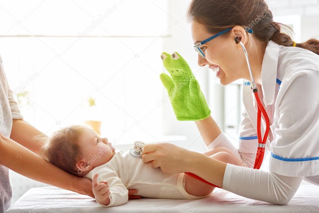 Doctor examinando un bebé — Foto de Stock #92755682 — Depositphotos