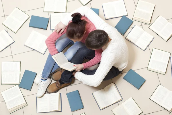 Pareja leyendo fotos de stock, imágenes de Pareja leyendo sin royalties ...