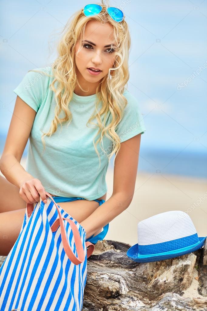 Mulher de biquíni na praia fotos, imagens de © zoomteam #105999884