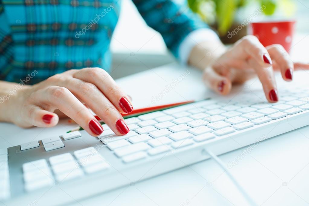 Woman office worker typing on the keyboard — Stock Photo © vlad_star ...