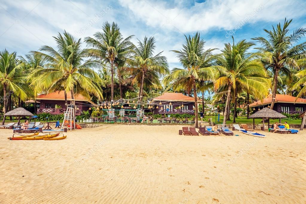Tourists sunbathing on the sand of a tropical beach — Stock Editorial ...