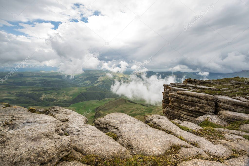 Vista panorámica de la meseta de Bermamyt en la República de Karachay ...