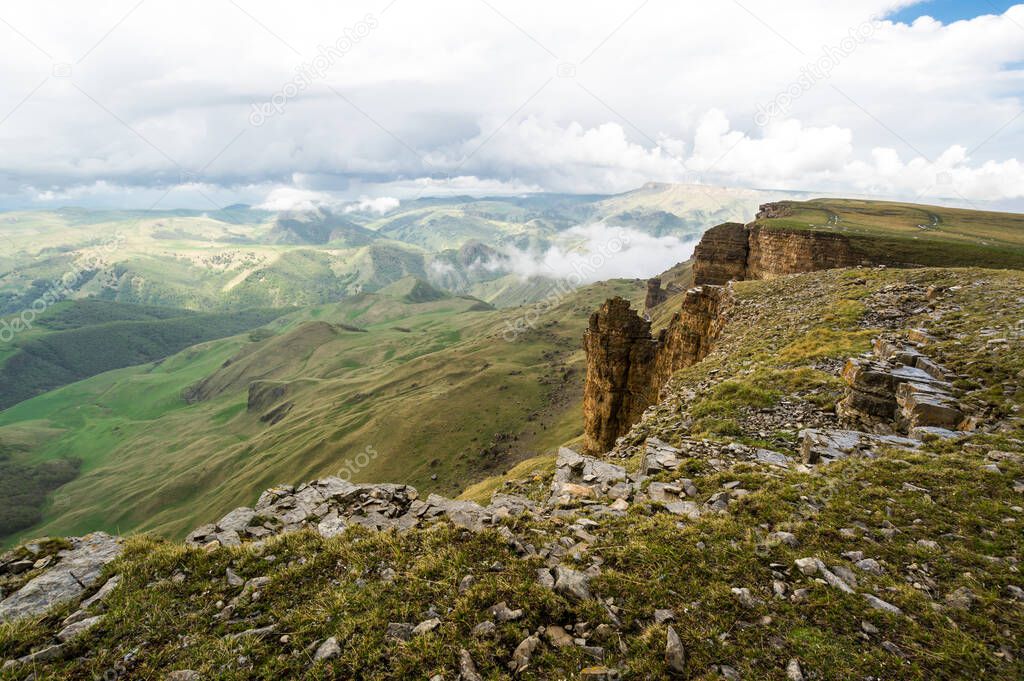 Vista panorámica de la meseta de Bermamyt en la República de Karachay-Cherkessia, Rusia 2022