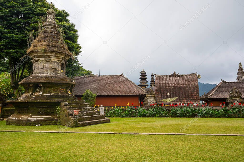 El complejo del templo Pura Ulun Danu Beratan, o Pura Bratan, un ...