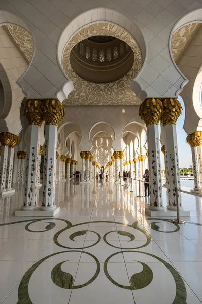 White marble mosque in dubai Stock Photos, Royalty Free White marble ...