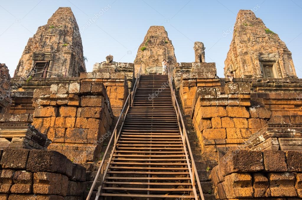 Phnom Bakheng temple at sunset — Stock Photo © gumbao #92876474