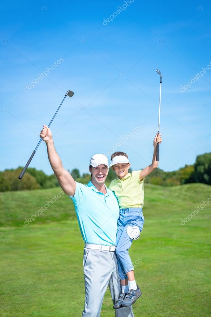Papá e hijo jugando al golf — Foto de stock #117952778 © Deklofenak