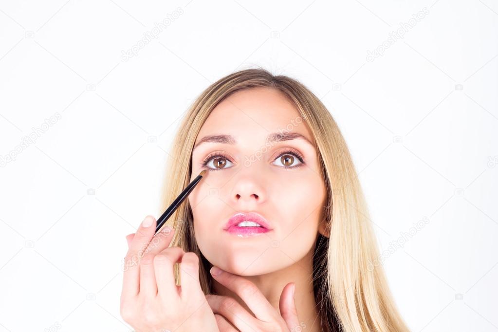 Woman apply shadows on the lower eyelid — Stock Photo © FlashRomance ...