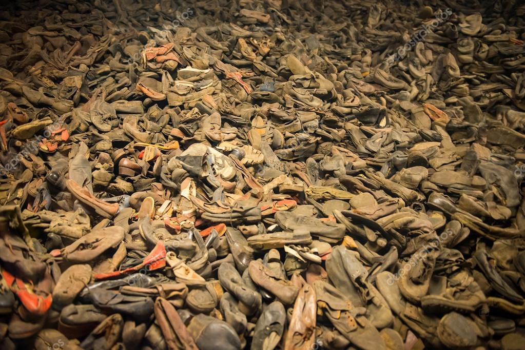 Pile of shoes in Auschwitz – Stock Editorial Photo © dovapi #104960372