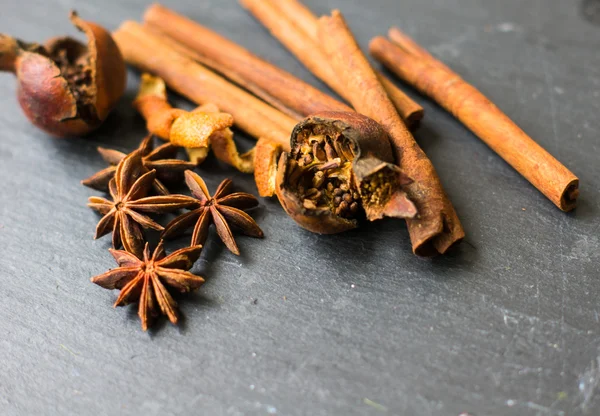 Especias de mulling orgánicas crudas fotos de stock, imágenes de ...