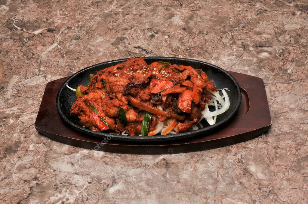 Delicioso plato coreano conocido como bulgogi de cerdo 2022