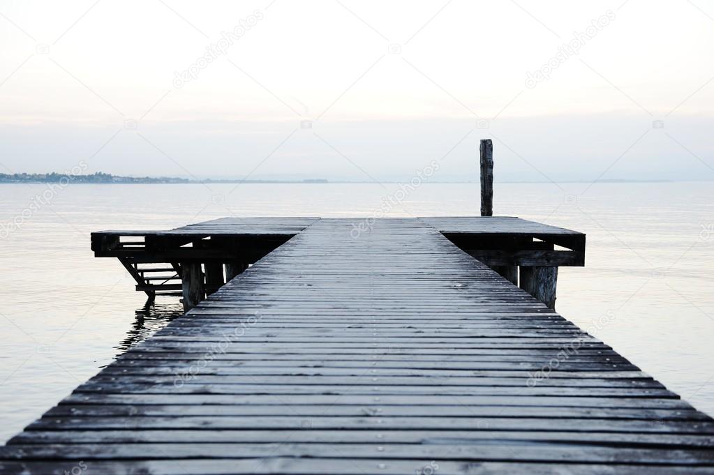 Muelle de madera en un hermoso lago — Foto de stock #98238698 © zurijeta