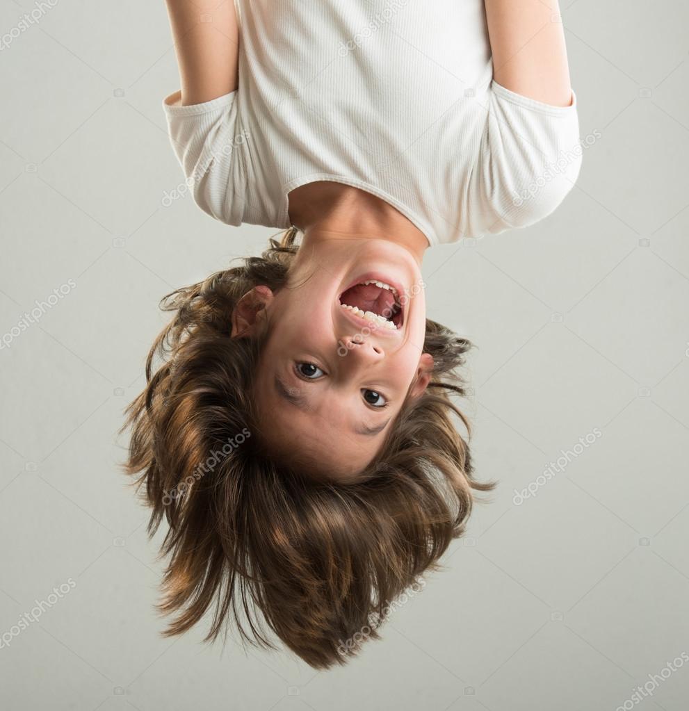 逆さまにぶら下がっている小さな男の子 — ストック写真 © Zurijeta 99415016