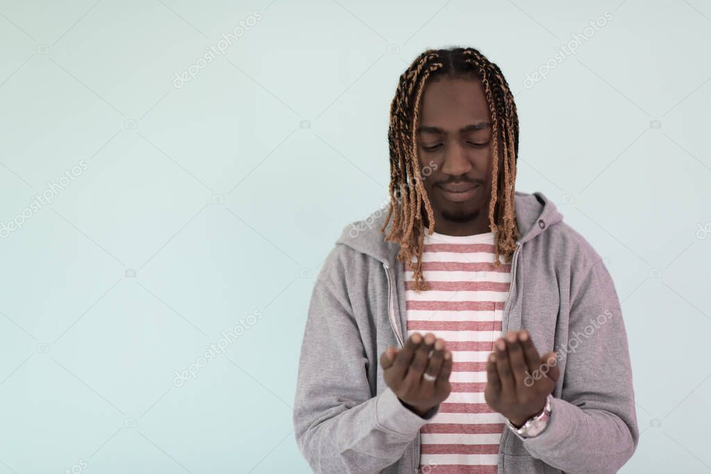 Joven musulm n africano haciendo oraci n tradicional de F tima a Al 2024