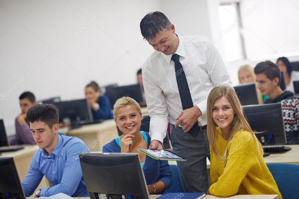 Estudiantes con profesor en aula de informática — Foto de stock ...