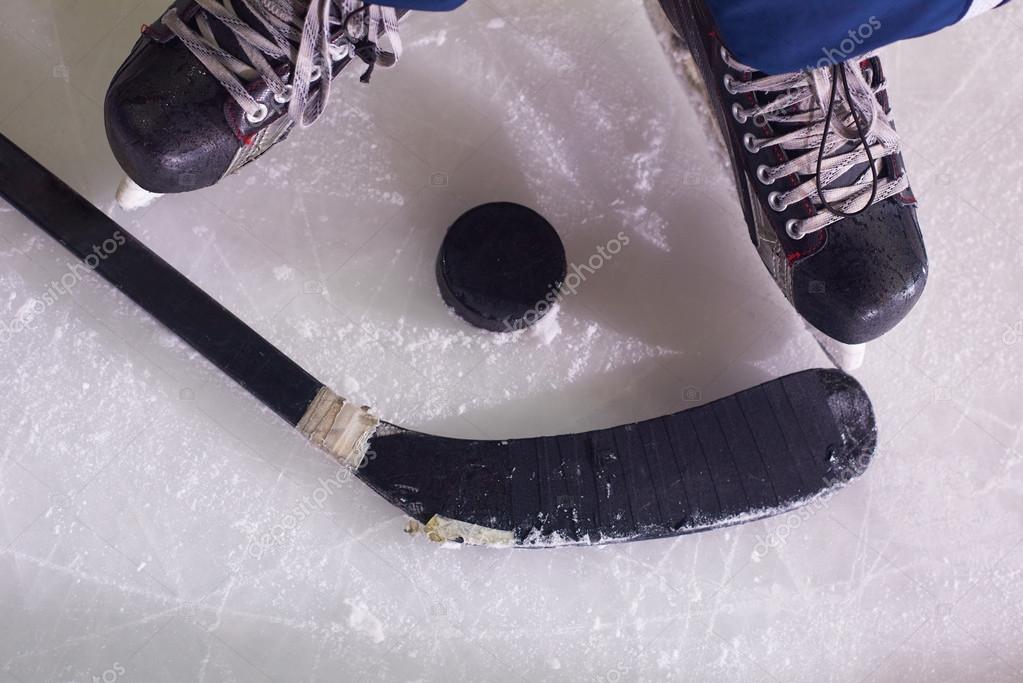 Hockey stick and puck on ice — Stock Photo © .shock #84956014