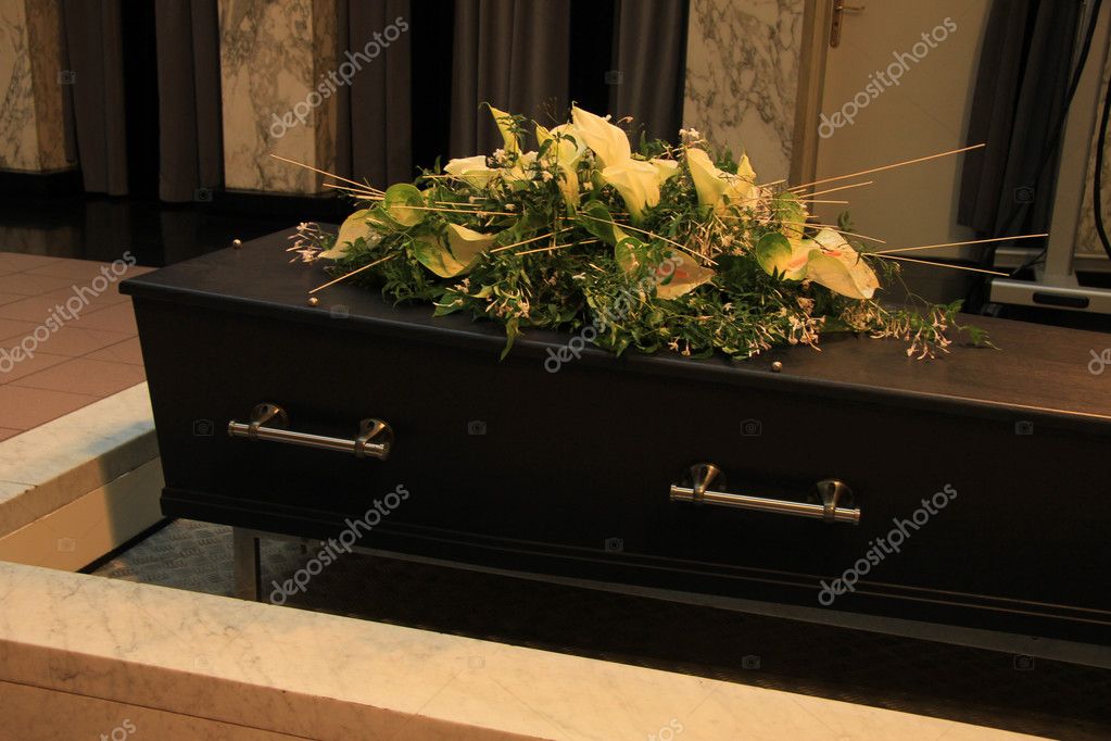 Flores funerarias en un ataúd 2025