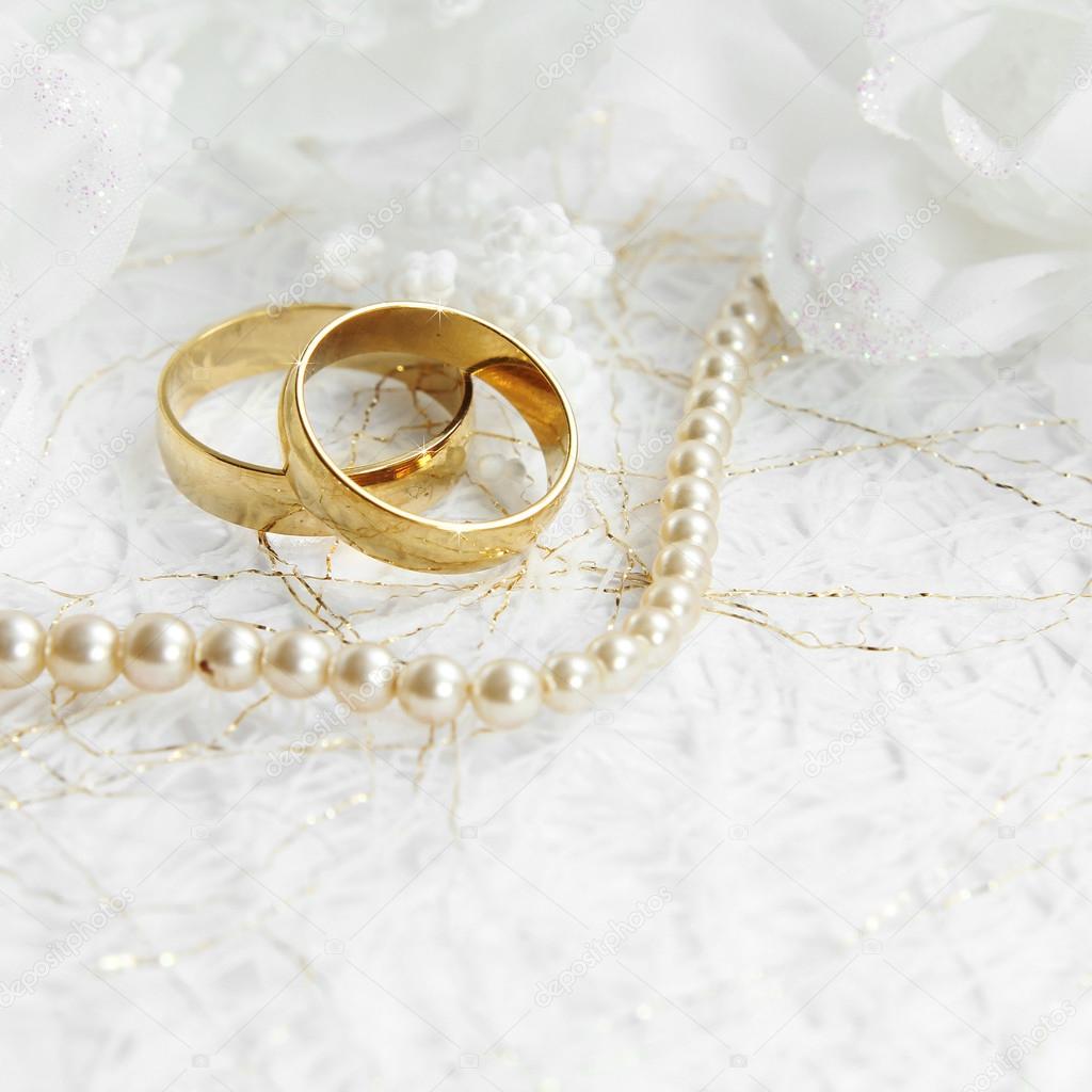 Two golden wedding rings with seamless flower decorations — Stock Photo ...