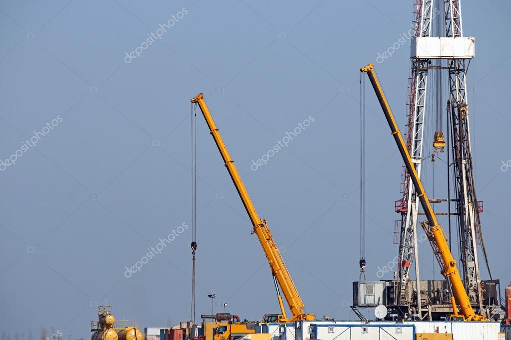 Oil drilling rig and cranes Stock Photo by ©goceristeski 103804938