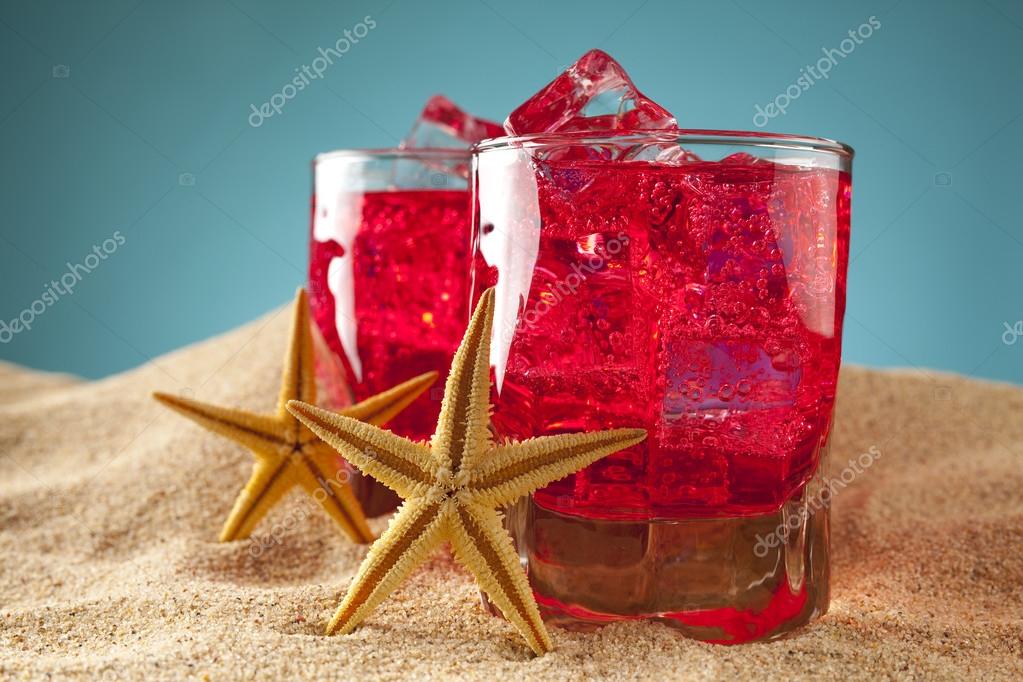 Cold drinks on the beach Stock Photo by ©digieye 85084998