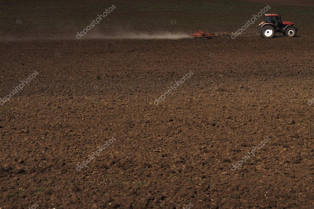 Tractor arando el campo — Foto de stock #60183589 © Petkov