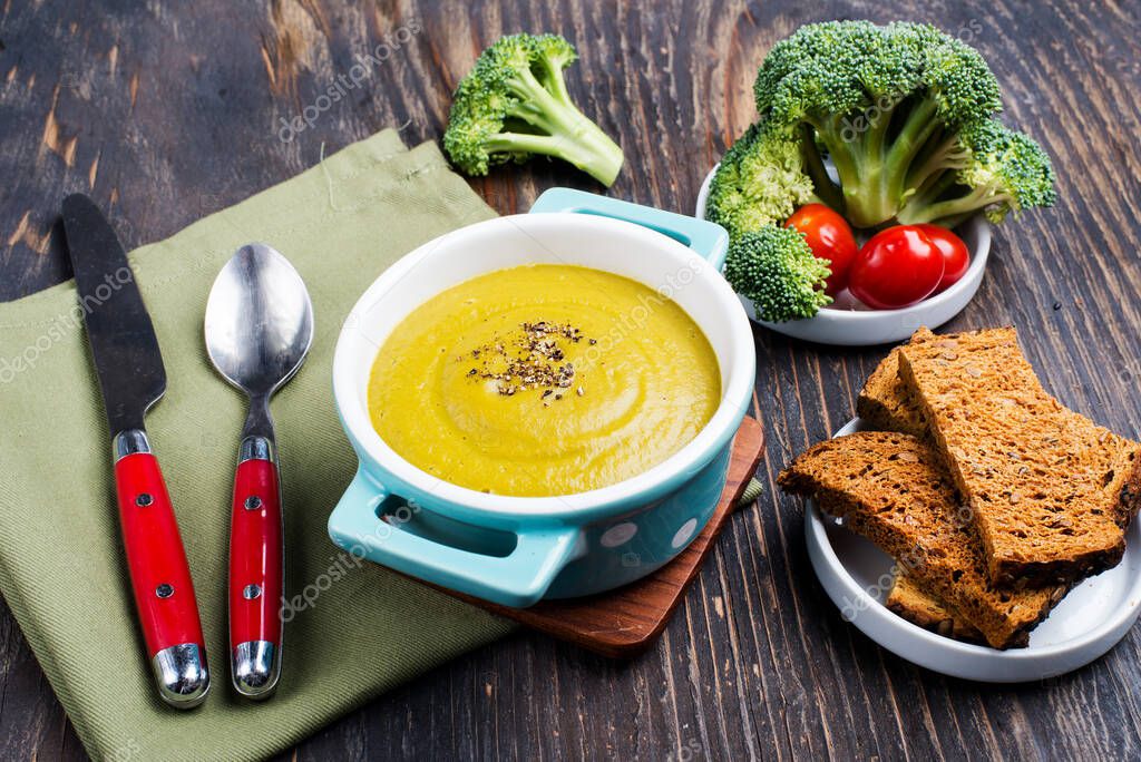 brócoli y sopa de puré de calabaza en una mesa de madera. en un estilo ...