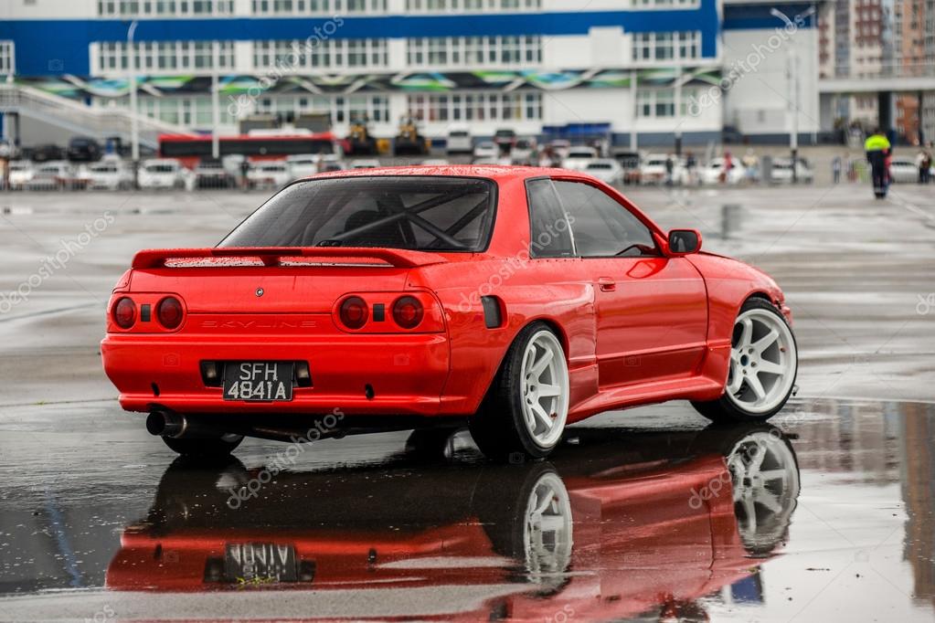 Nissan skyline R 32 red color on a wet road — Stock Editorial Photo ...