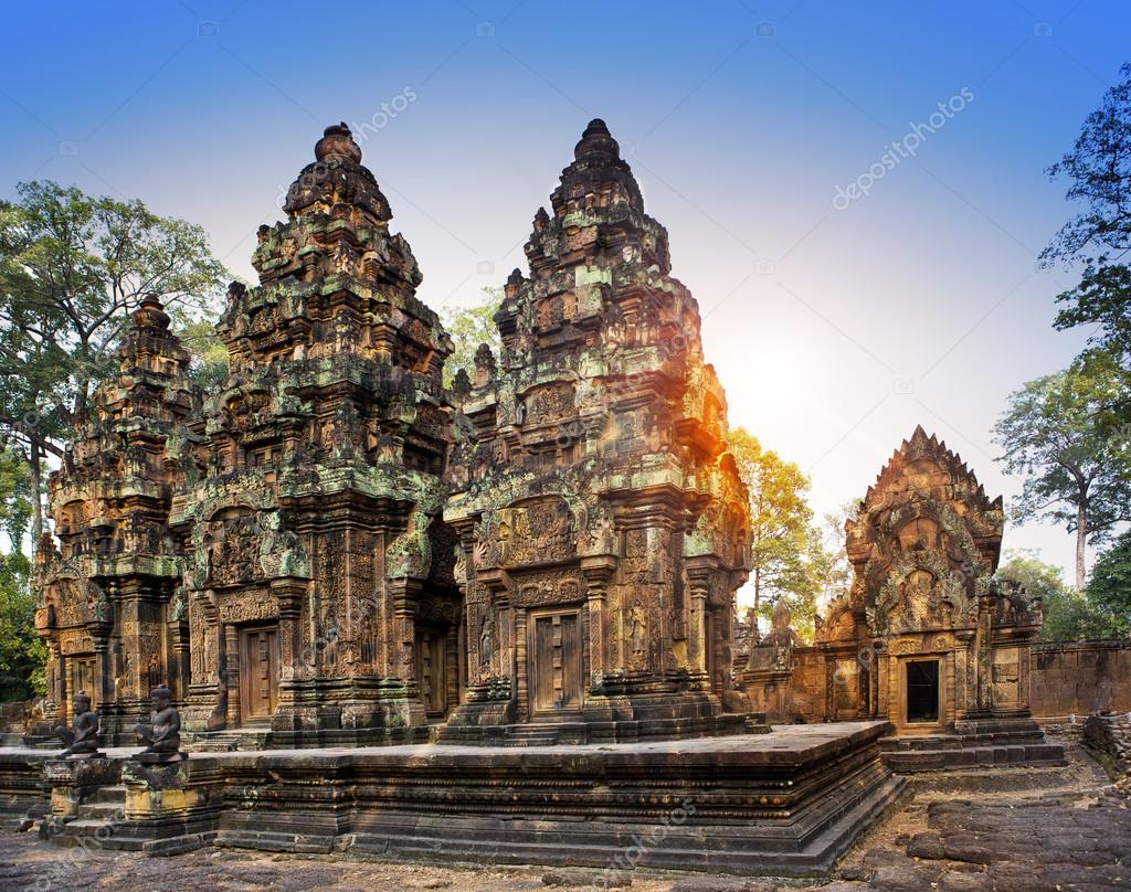 Banteay Srey reruntuhan Kuil (Xth Century) pada matahari terbenam, Siem ...