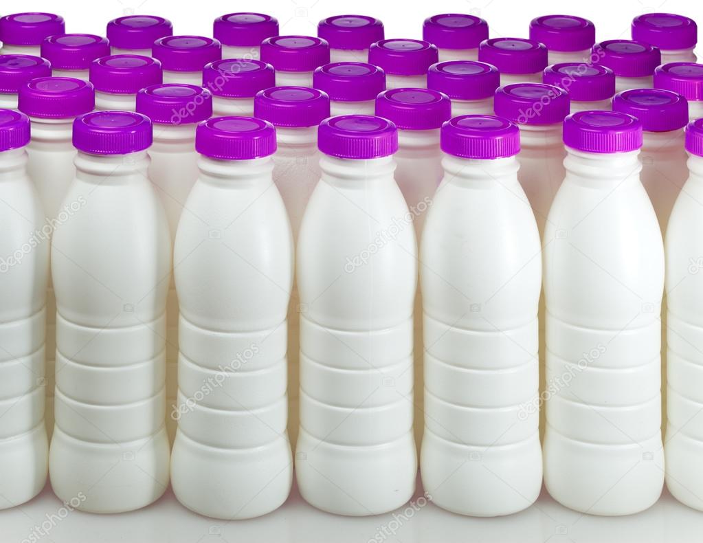 botellas de productos lácteos con cubiertas brillantes 2022