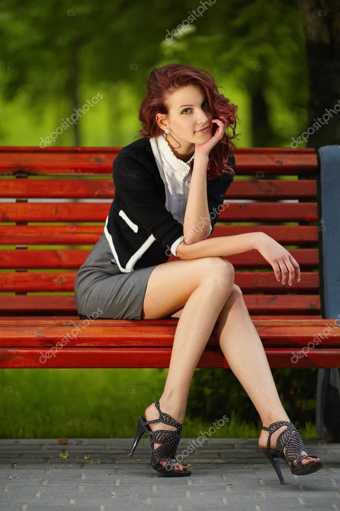 Jeune Belle Fille Assise Sur Le Banc Dans Le Parc — Photographie