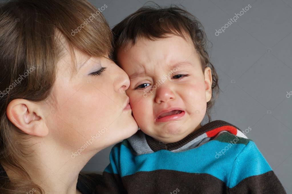 Hermosa madre besando a su hijo llorando: fotografía de stock © ababaka ...