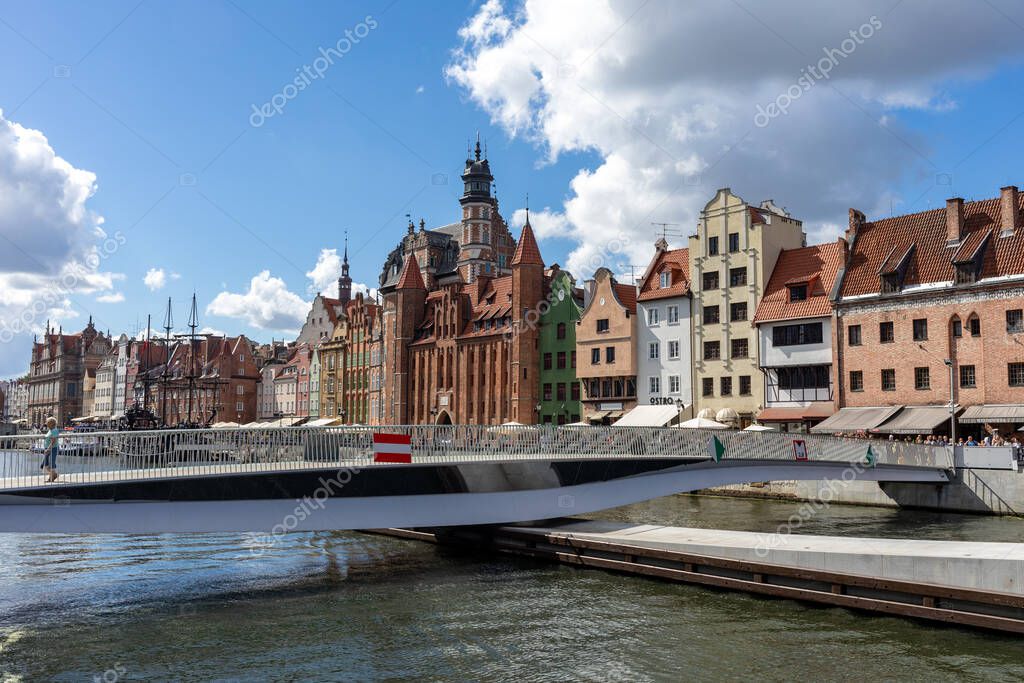 Gdansk, Polonia - 6 de septiembre de 2020: La pasarela giratoria de St ...