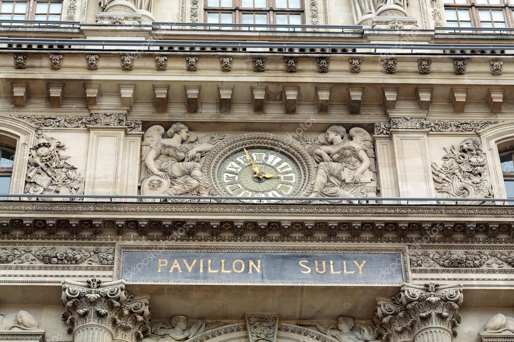 París - Fragmentos arquitectónicos del edificio del Louvre. Museo del ...