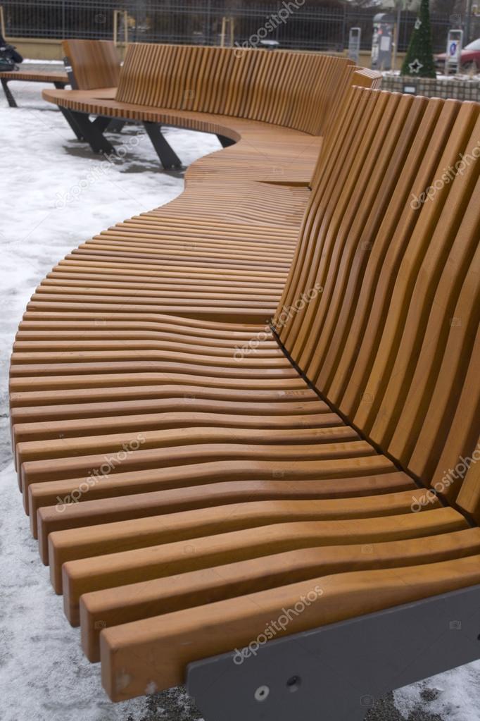 Moderne gebogen s vormige bruin houten bank buiten — Stockfoto © mijo69 ...