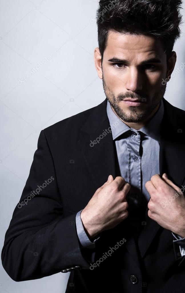 Handsome young man in suit on grey background. Business man — Stock ...