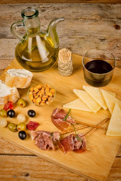 Alimentos no tabuleiro Stock Photos, Royalty Free Alimentos no ...