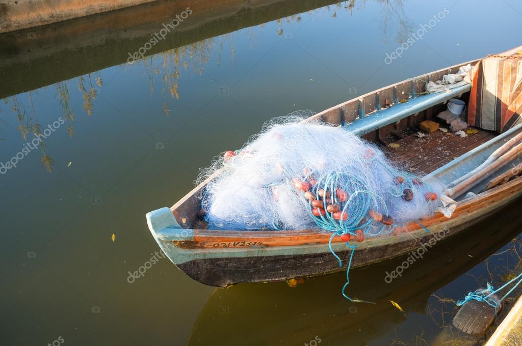 barco con redes de pesca 2024