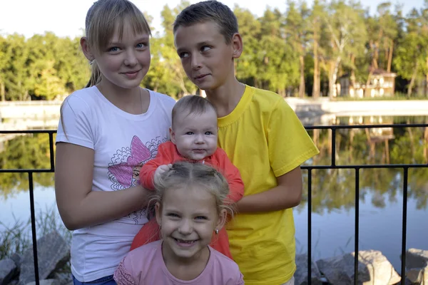 5,000,000+ imágenes de Familia con dos hijos libres de derechos ...