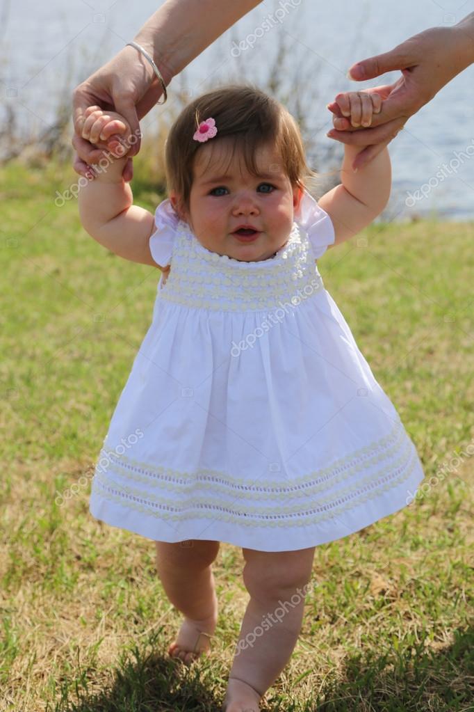 Niña aprendiendo a caminar al aire libre — Foto de Stock #53352981 ...