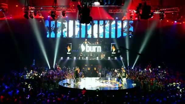 Break-dance show Burn Battle School 2014 en Kiev, Ucrania . — Vídeo de ...