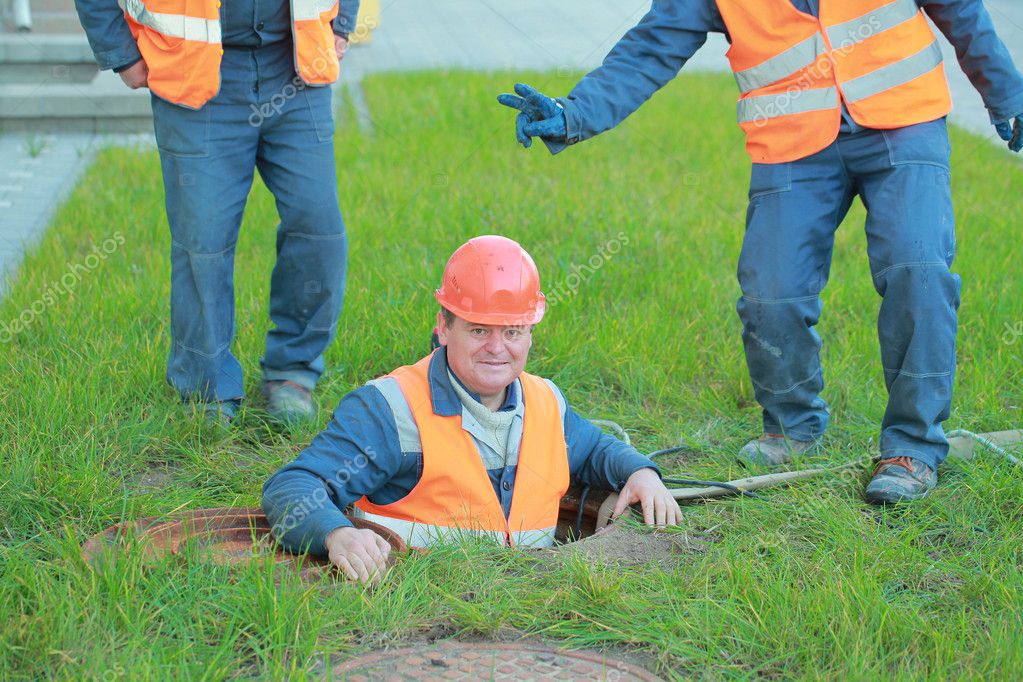 Sewerage workers near manhole – Stock Editorial Photo © Omstudio #66476253
